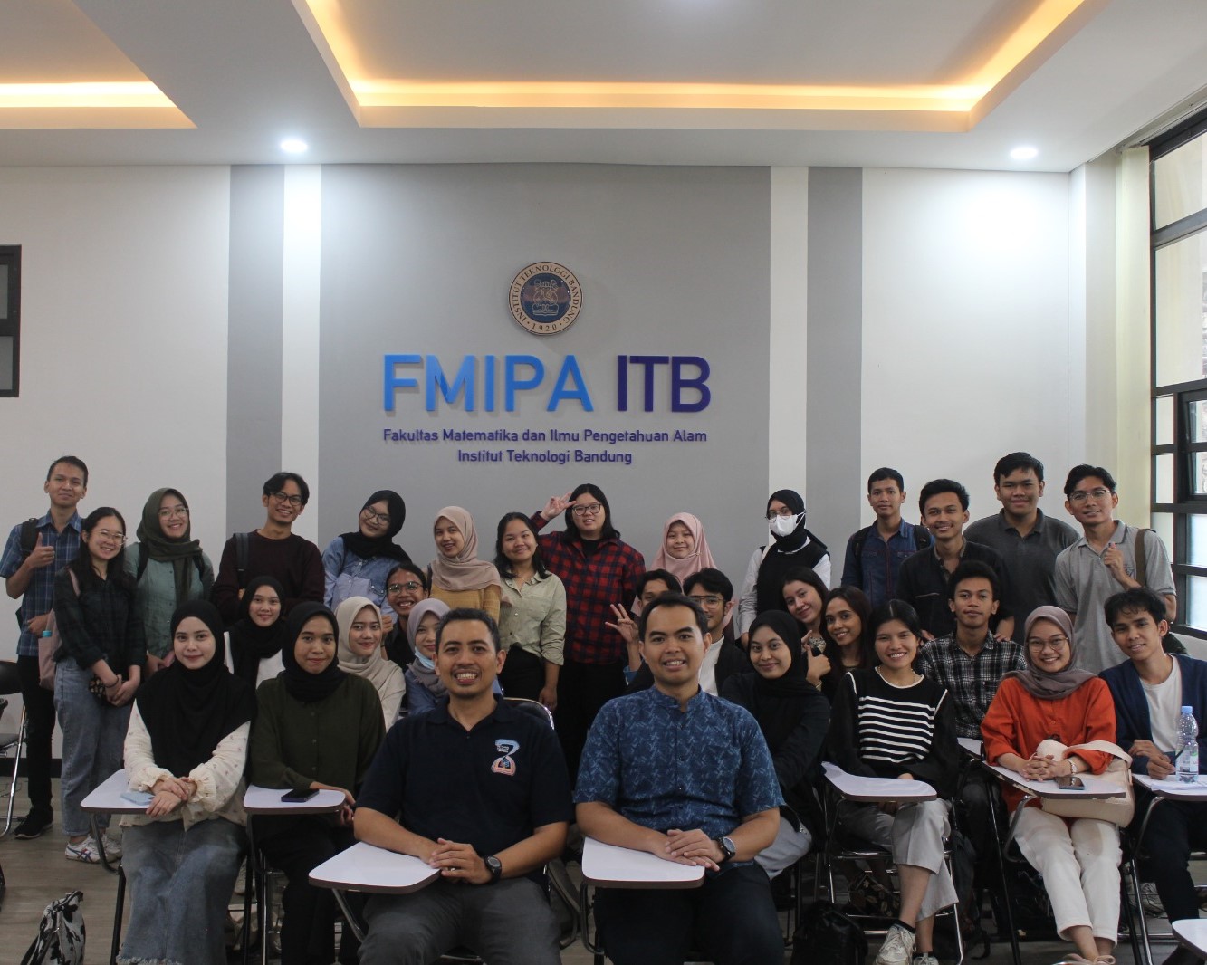 Prodi Kimia ITB, IAKI, dan HMK ‘AMISCA’ ITB berkolaborasi melakukan ...